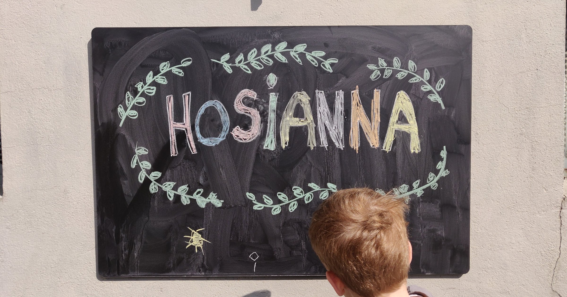 Hosianna-Botschaft auf der Straße