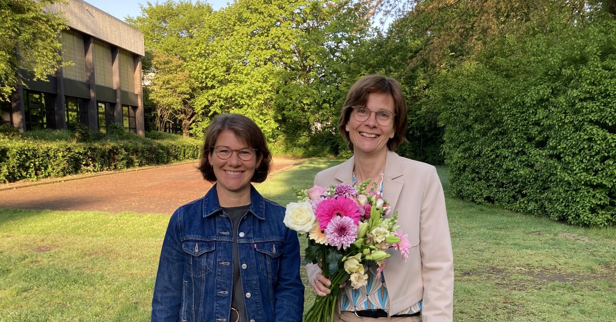 Antonia Thies-Michael erhält Ernennungsurkunde des Bischofs als ...