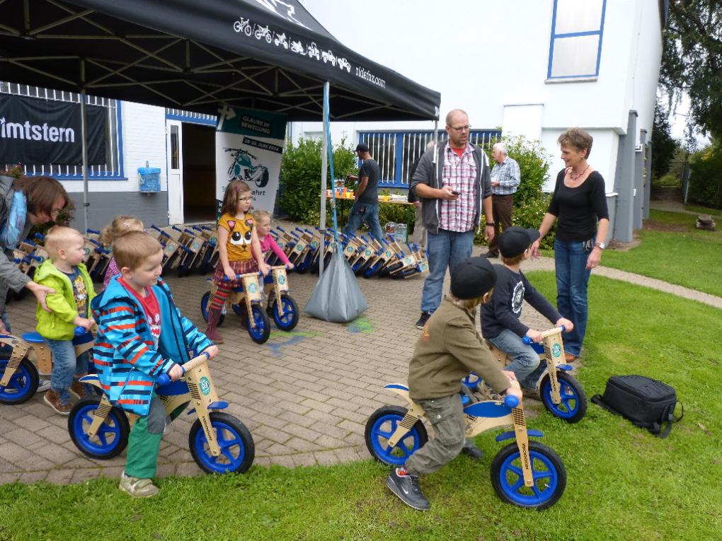 Motorradwallfahrer bringen Kinder in Bewegung